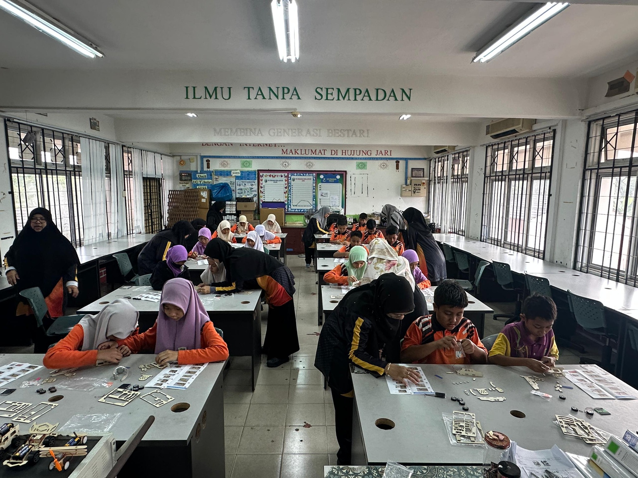 FTKEE UMP - Bengkel Chem E-Car sempena minggu STEM